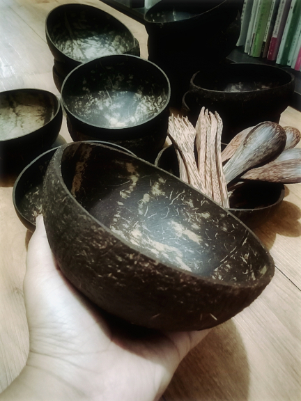 Mangkok batok kelapa dan sendok kayu kelapa